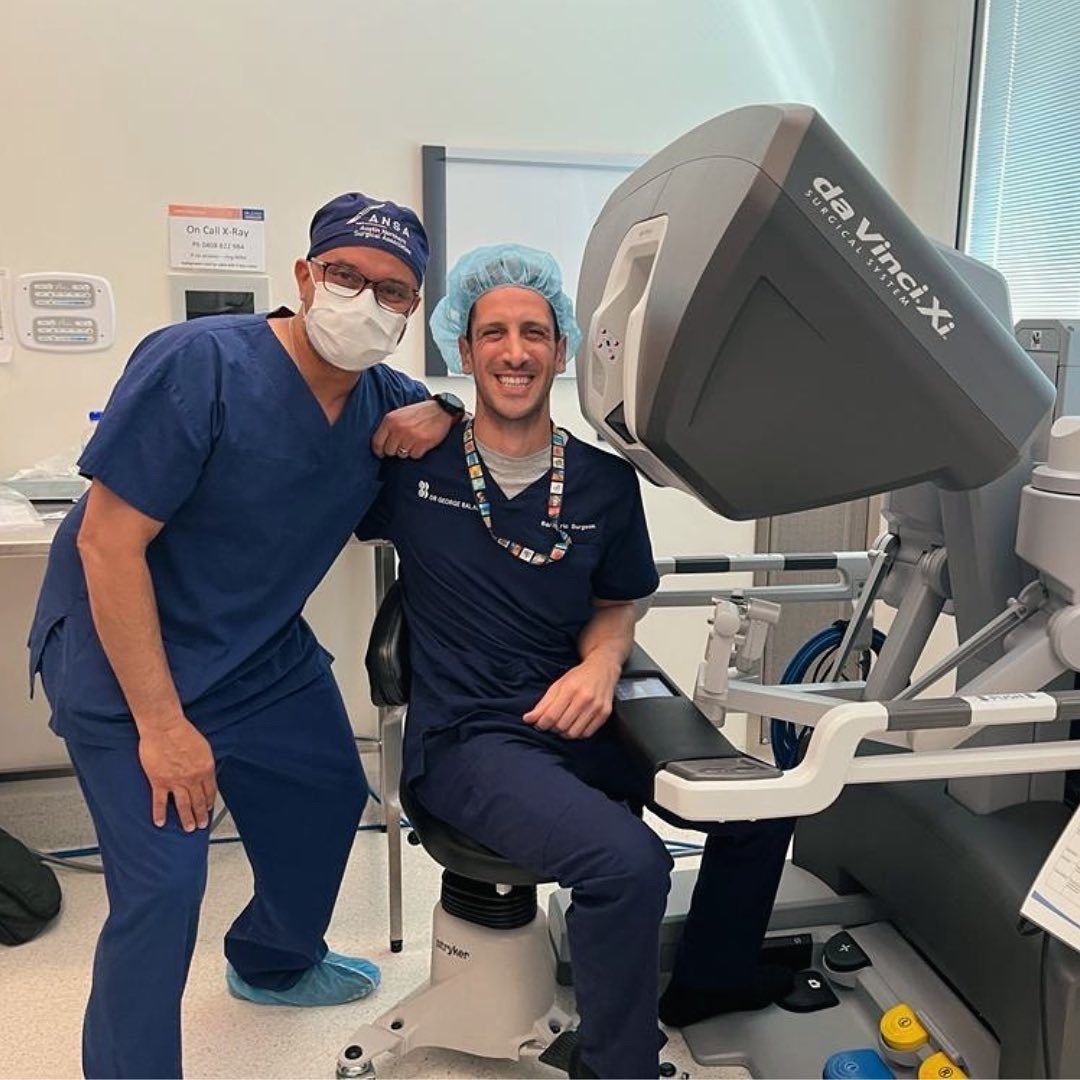 Balalis premieres Da Vinci robotic device at Calvary Adelaide